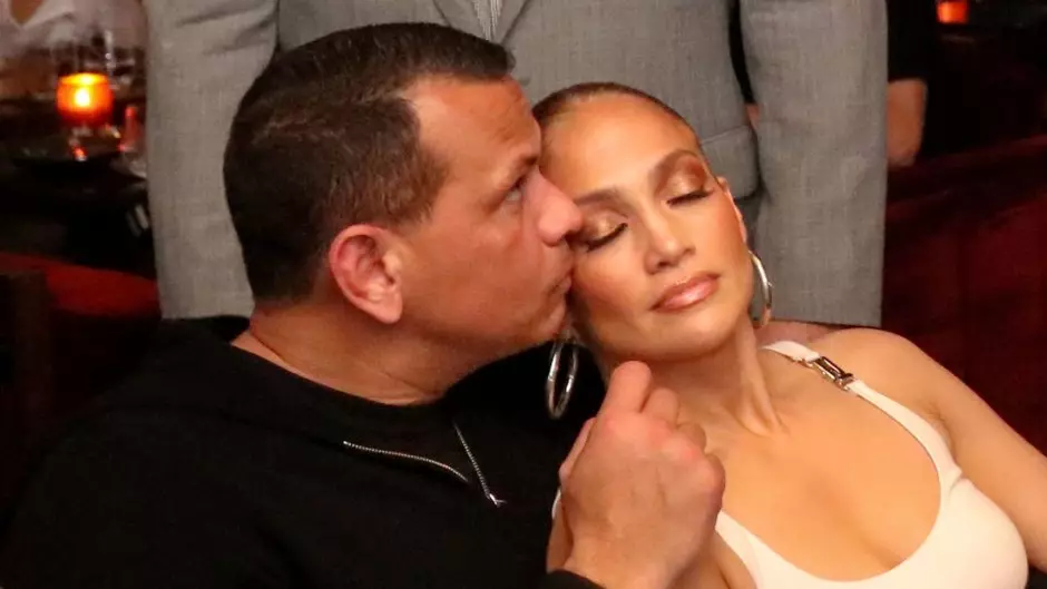 Sina Jennifer Lopez at Alex Rodriguez ay Maginhawa Habang Nagdiriwang ng Kaarawan ng Kaibigan