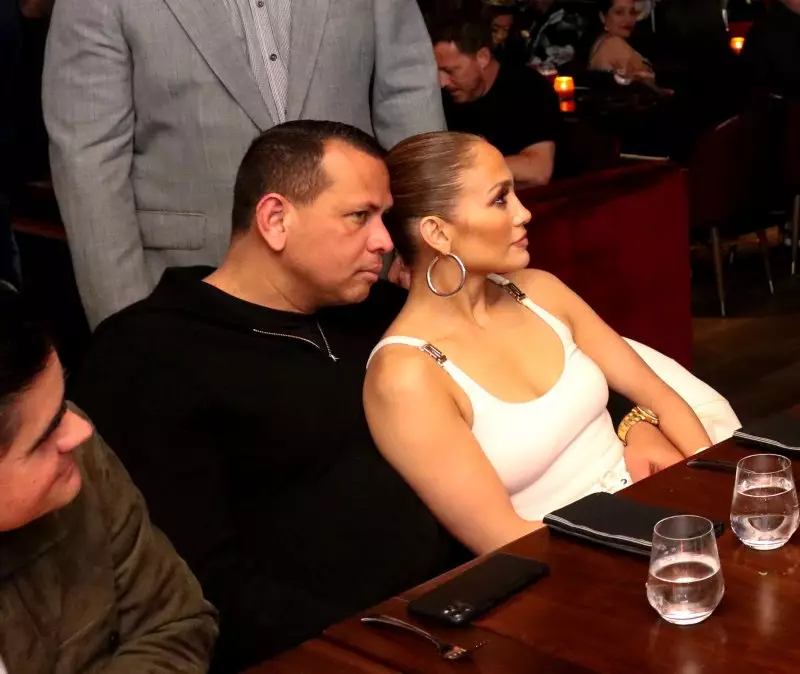 Jennifer Lopez kaj Alex Rodriguez Konfortiĝas Dum Festo de la Naskiĝtago de Amiko