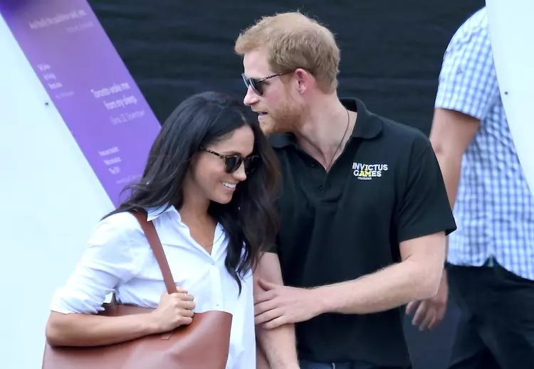 Meghan Markle və Şahzadə Harri bəzi PDA göstərir.