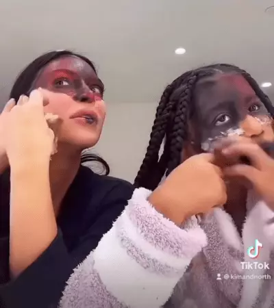 UKim Kardashian, iMakeup Transformation yaseNyakatho Ntshonalanga kuTikTok Video