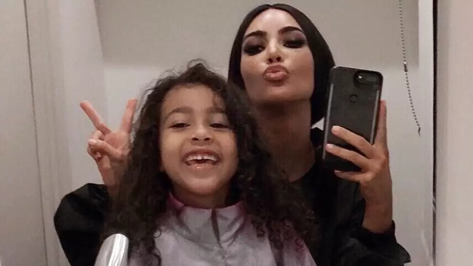 Kim Kardashian និងកូនស្រី North West ថតរូប Selfie