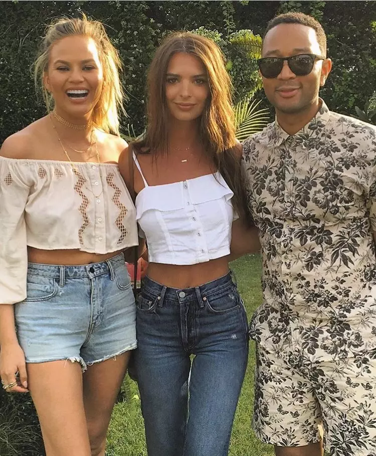 Chrissy teigen Emily Ratajkowski és John legenda július 4