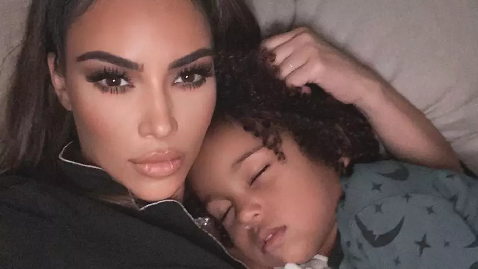 Kim Kardaşýan ogly Saint West bilen ýatýan wagtynyň suratyny alýar