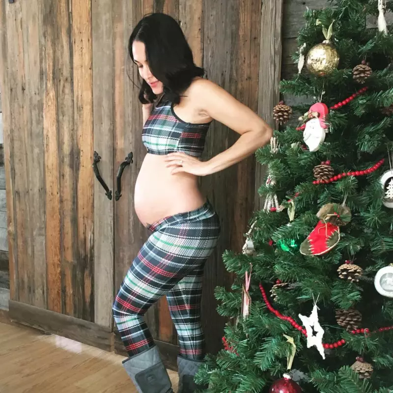 Brie bella hamil 22 minggu