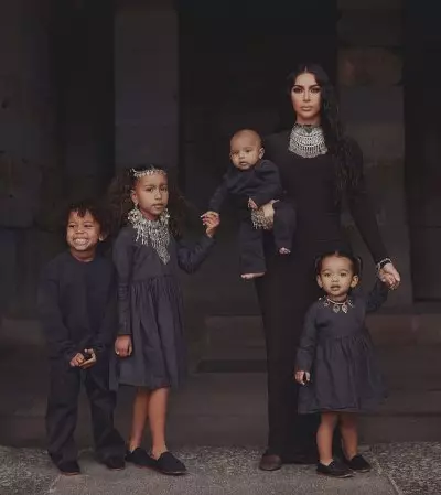 Kim Kardashian comparte unha foto rara con todos os seus fillos