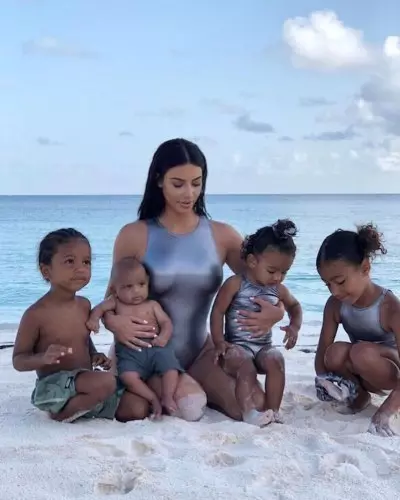 O traxe de baño prata de Kim Kardashian comparte unha foto rara con todos os seus fillos