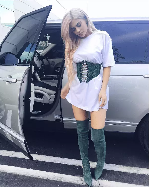 Korset Kylie jenner melihat ke bawah