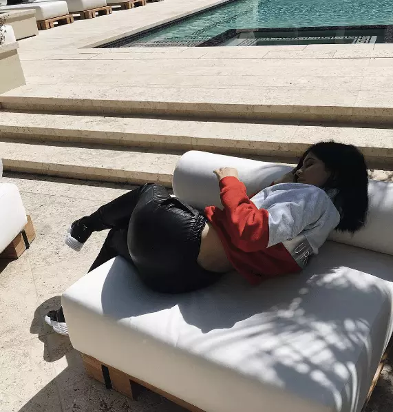 Kylie jenner butt 3 73