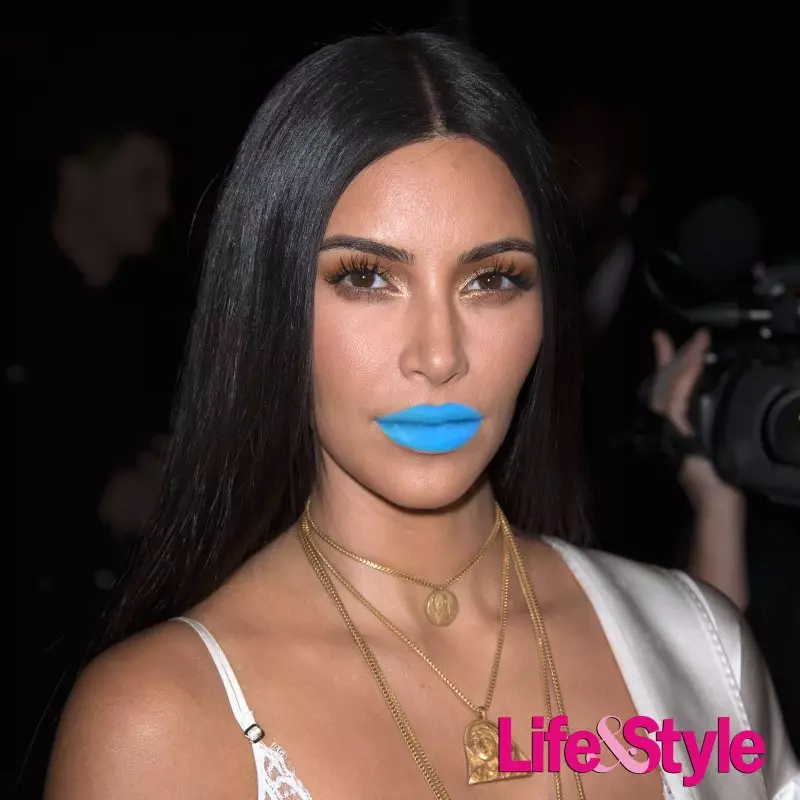 Kim Kardashian blou lippe