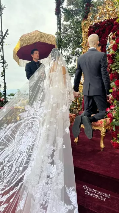 Kourtney Kardashian indossa un abito da sposa unico al matrimonio di Travis Barker del 2022: guarda le foto