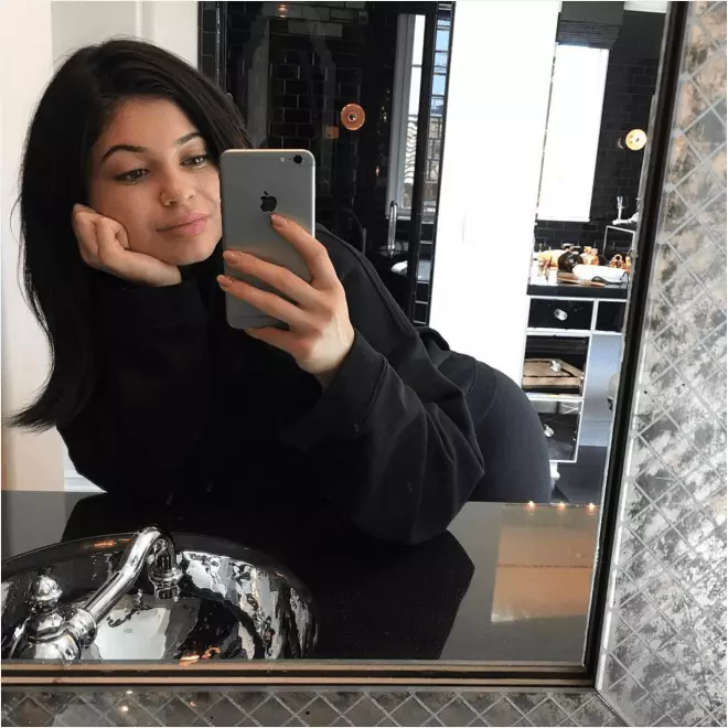 Kylie Jenner klebety o tehotenstve