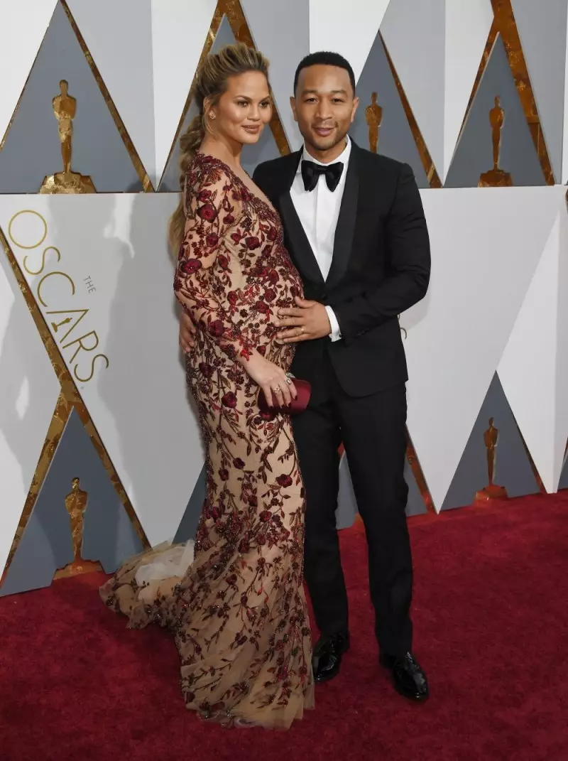 Permaidani merah baby bump Chrissy teigen