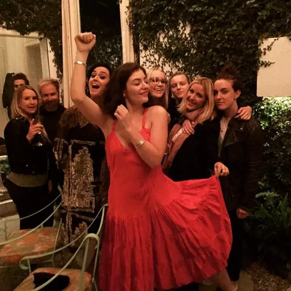 Elie Goulding изтри снимка от Instagram