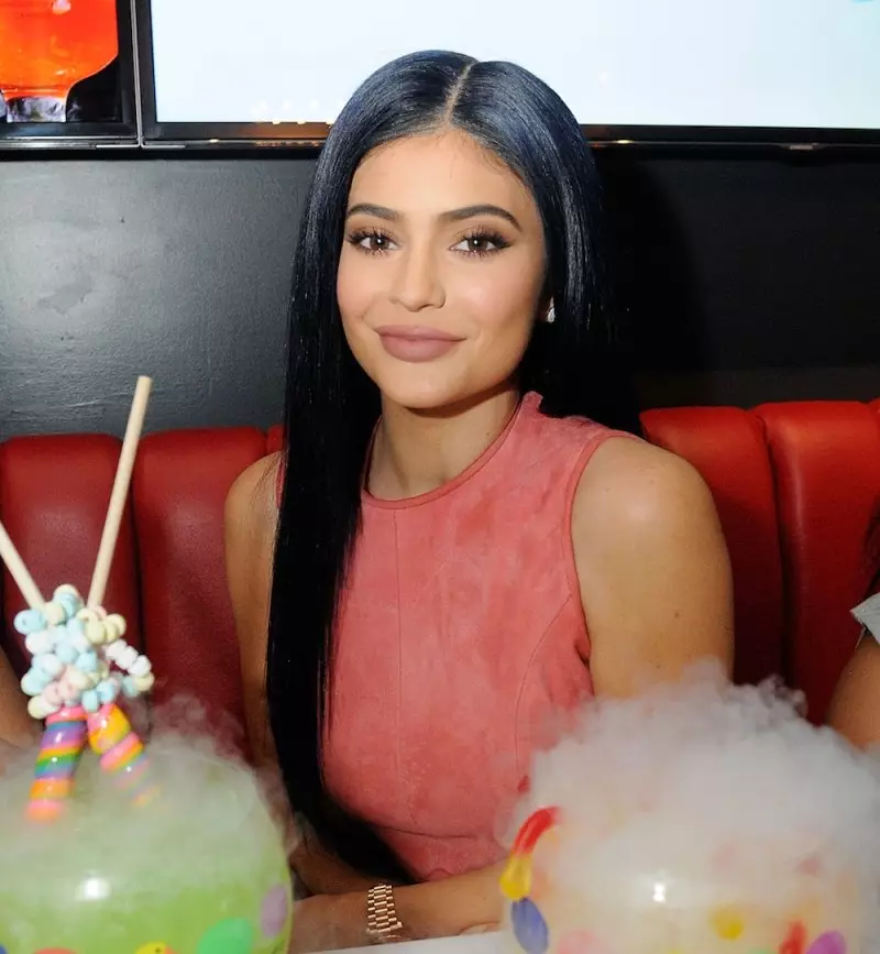 Kylie Jenner granatowe włosy