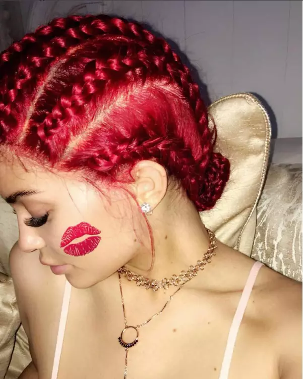Flokët e kuqe Kylie jenner