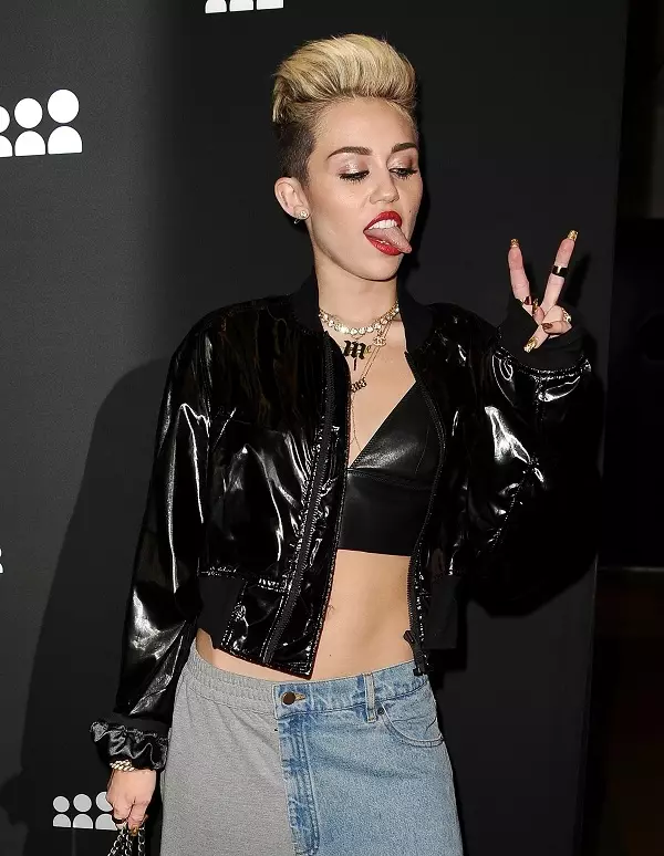 Miley Cyrus Langue 11