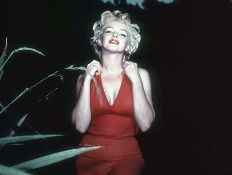 Marilyn Monroe nosi crvenu haljinu