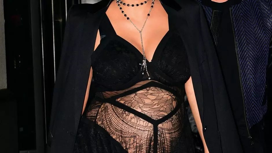 Kim Kardashian swanger