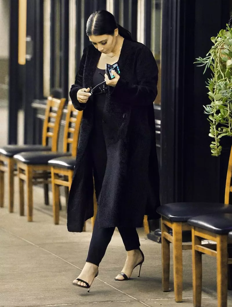 Ким Кардашян жүкті пальто