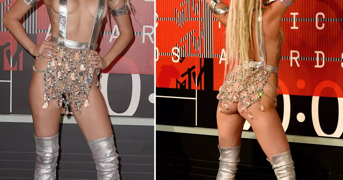 Kompletny przewodnik po szalonych strojach Miley Cyrus na MTV VMA — Life & Style