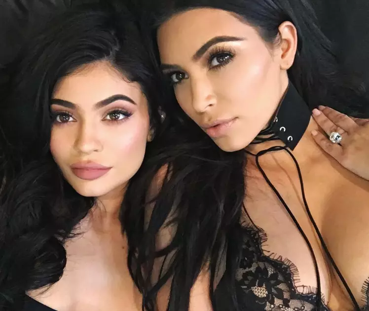 Kylie Jenner 在 VMA 上為 Kim Kardashian 提供頻道——再加上 9 次他們幾乎是同一個人 - 生活與風格