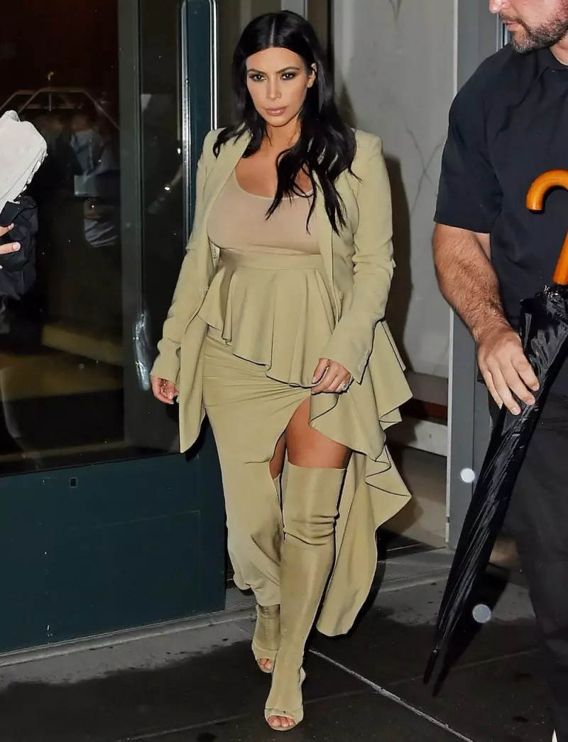 Kim kardashian stivali għolja tal-koxxa tqila