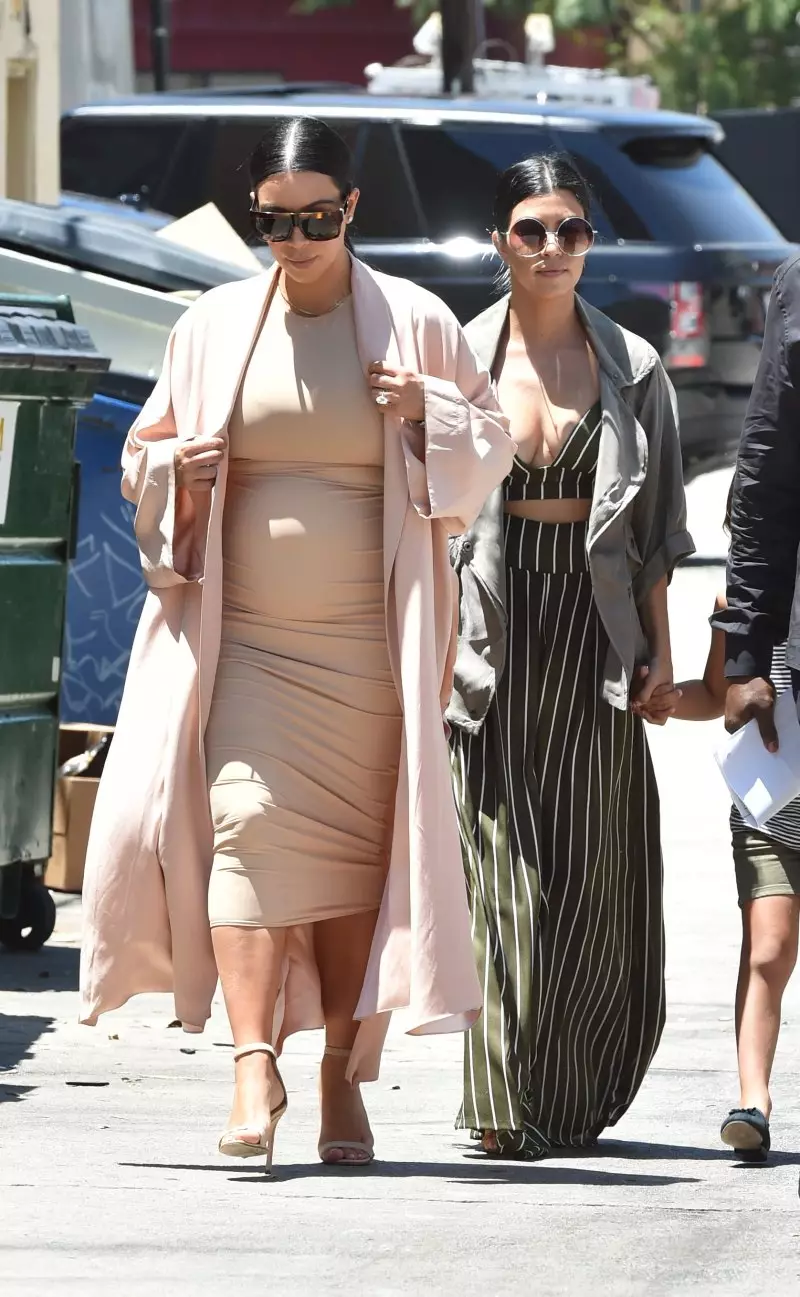 Kim kardashian ကိုယ်ဝန်ဆောင် မီးဖွားခြင်း ၁