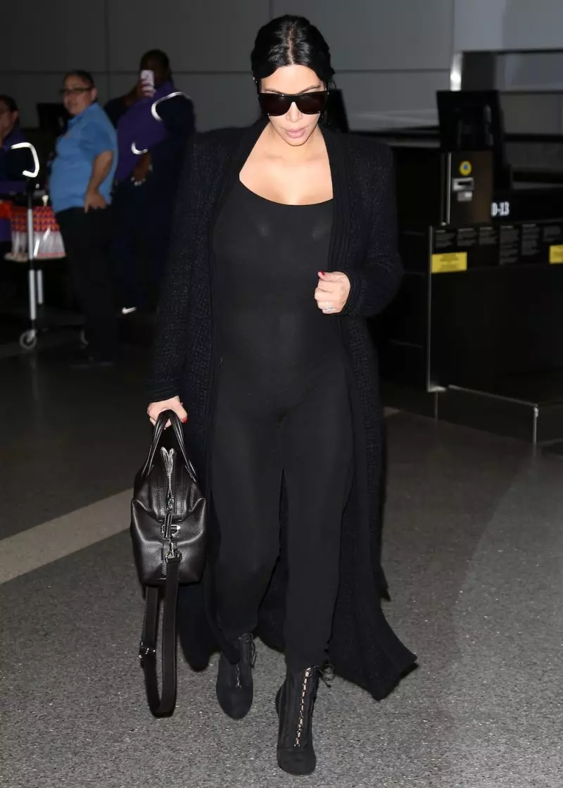 ကိုယ်ဝန်ဆောင် Kim kardashian onesie