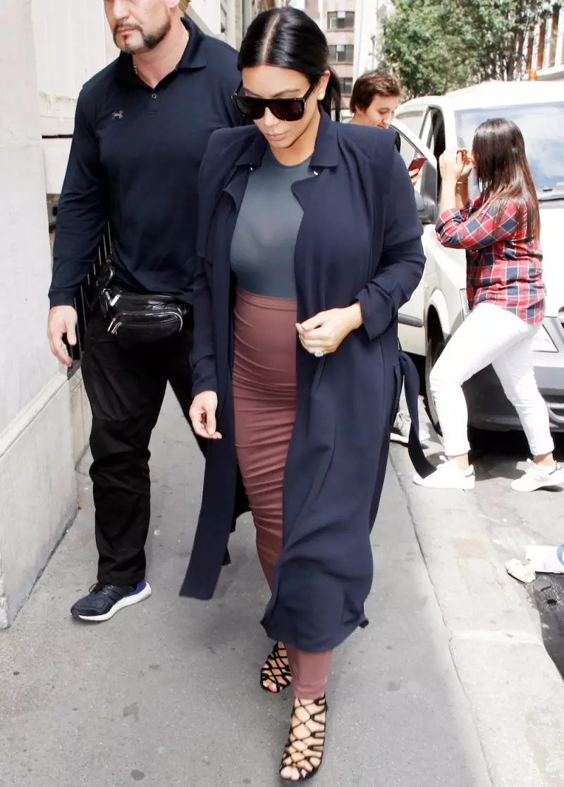 Kowt navy ta’ kim kardashian tqila