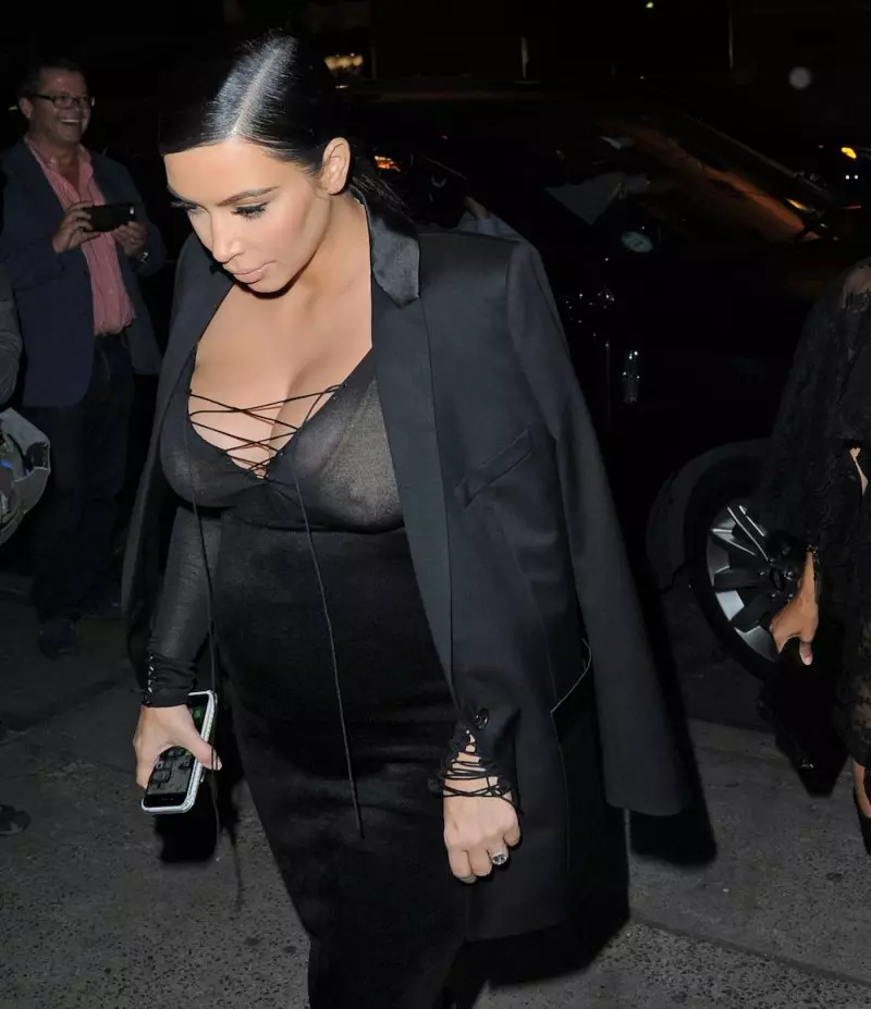 Kim kardashian amavala nsonga zamafashoni sabata