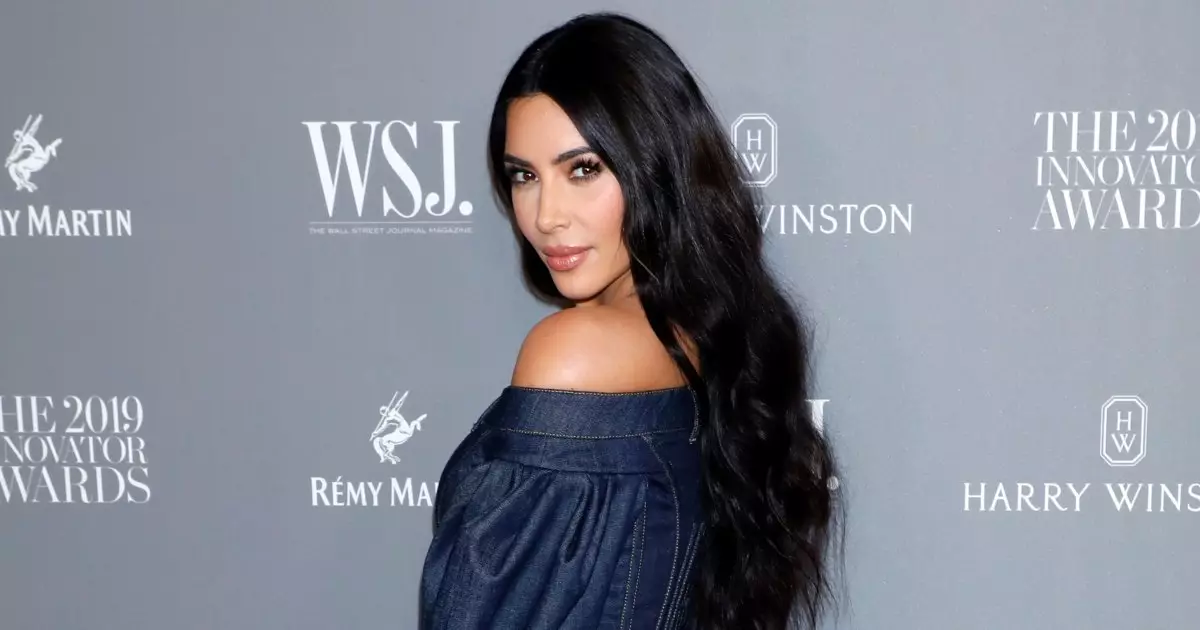 Naha Bokong Kim Kardashian Nyata? Tingali Sateuacan sareng Saatos Booty Pics