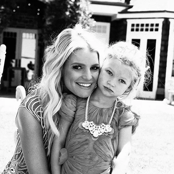 Jessica Simpson tfal ta' 20 sena