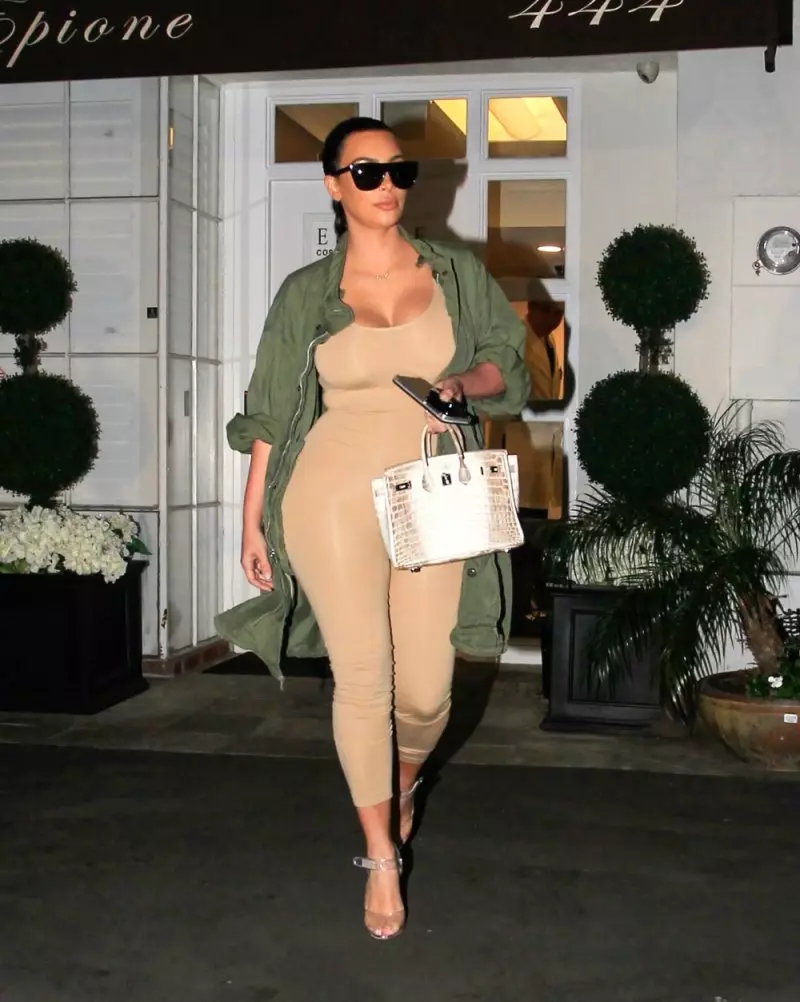 Kim Kardashian Post-Baby Body Ganzanzug