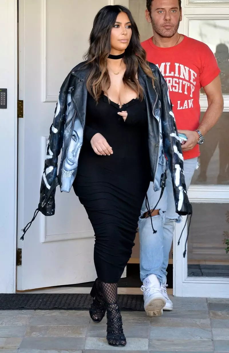 Salpicadura de chaqueta con escote de Kim Kardashian