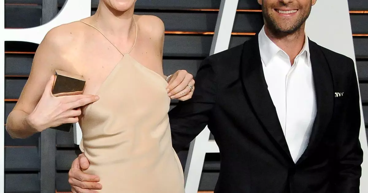 Оскари 2015: Бехати Принсло се смее поради дефект на гардеробата додека сопругот Адам Левин ја покрива нејзината стока! - Живот и стил