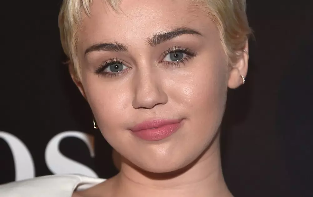 Apakah Miley Cyrus Melakukan Operasi Plastik? Foto Instagram Baru Memicu Rumor Boob Job - Kehidupan & Gaya