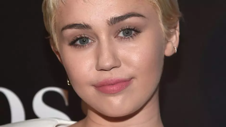 Miley Cyrus boob job plastična kirurgija 1