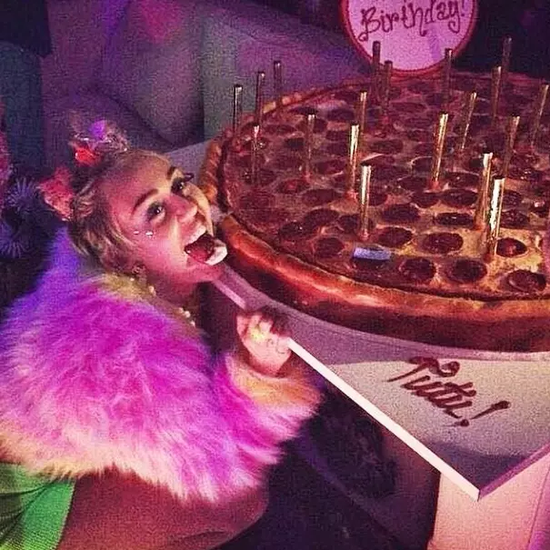 Miley Cyrus pizza hipokritarekin obsesionatuta dago