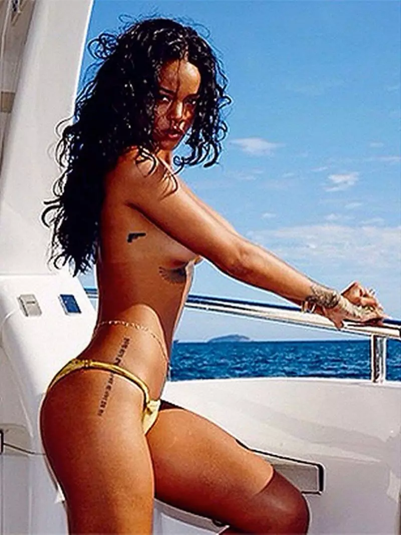 Rihanna yambaye ubusa