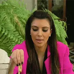 Kim kardashian စားနေသည်။