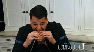 Rob kardashian yemek yiyor