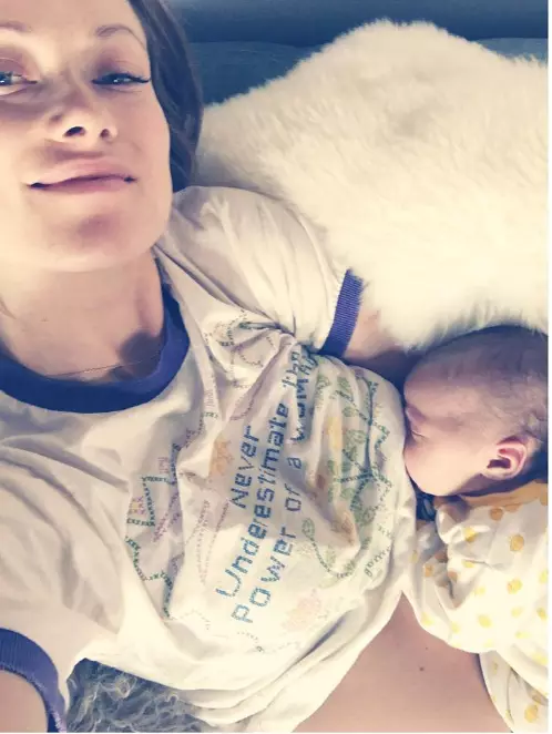 اوليويا وائلڊ breastfeeding