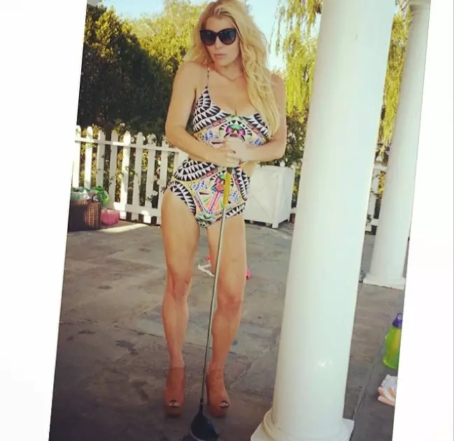 Jessica Simpson "Fiere" Fanfaronas Ŝian Imponan Strandan Korpo sur Instagram - Vivo & Stilo