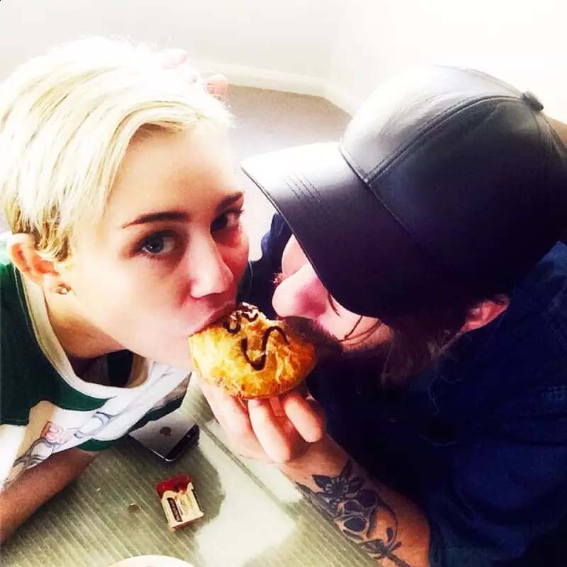Miley cyrus iinwele ezimhlophe