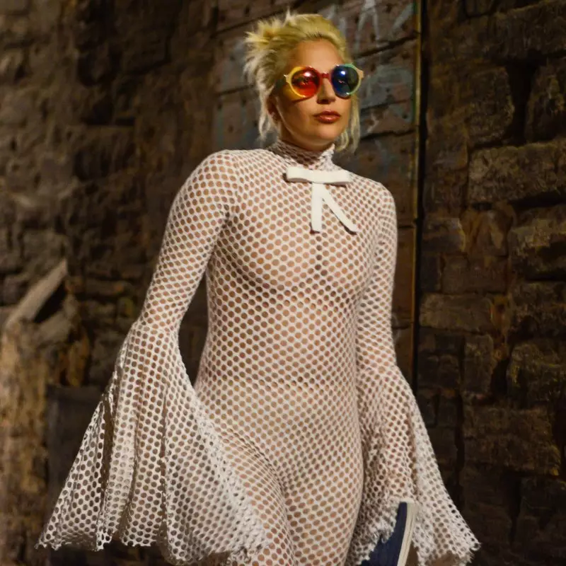 Леди Гага хөхний даруулгагүй загвар