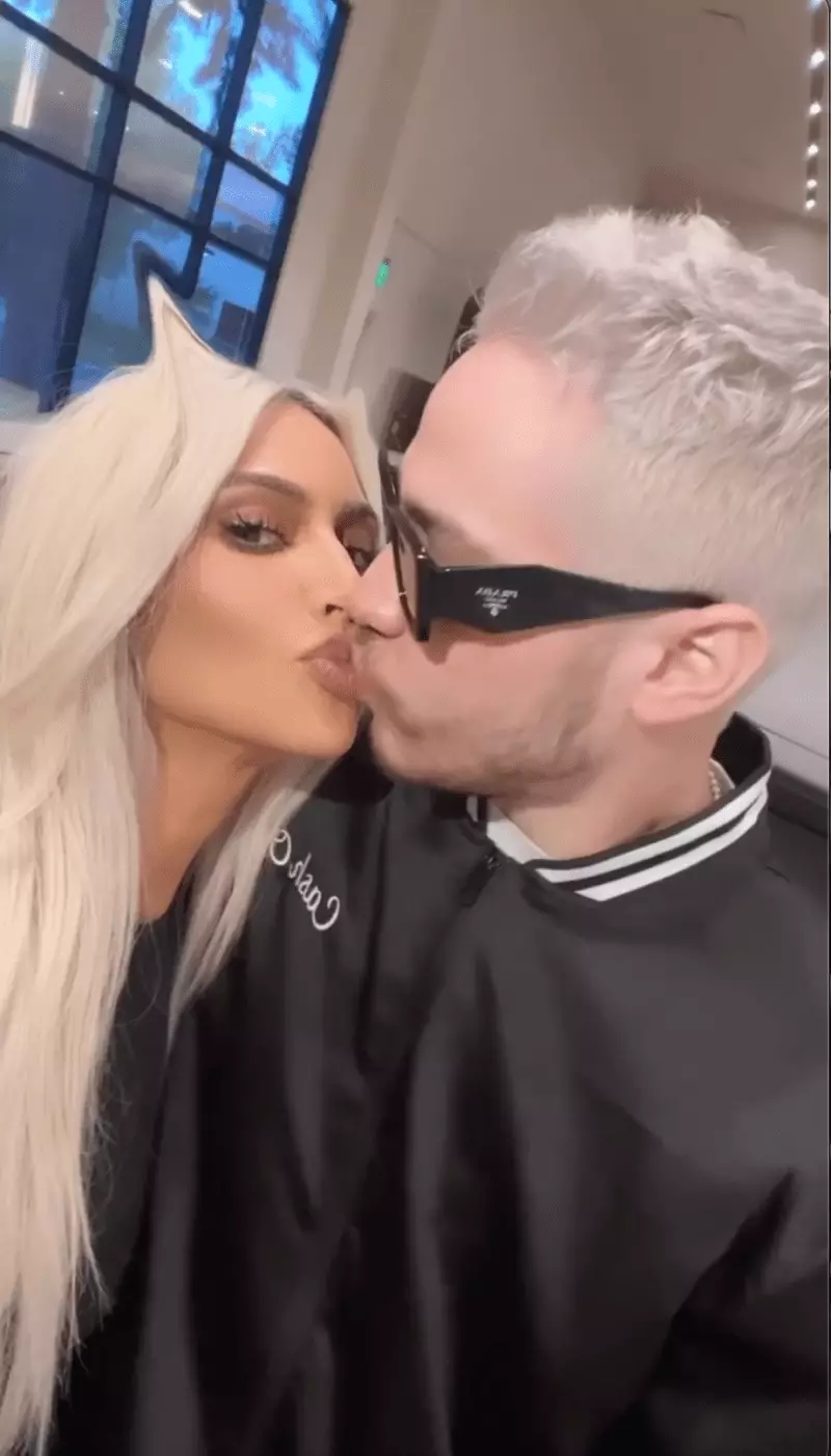 Pacáiste Kim Kardashian agus Buachaill Pete Davidson ar an PDA Le linn Nóiméad Pearsanta: Grianghraif Kissing