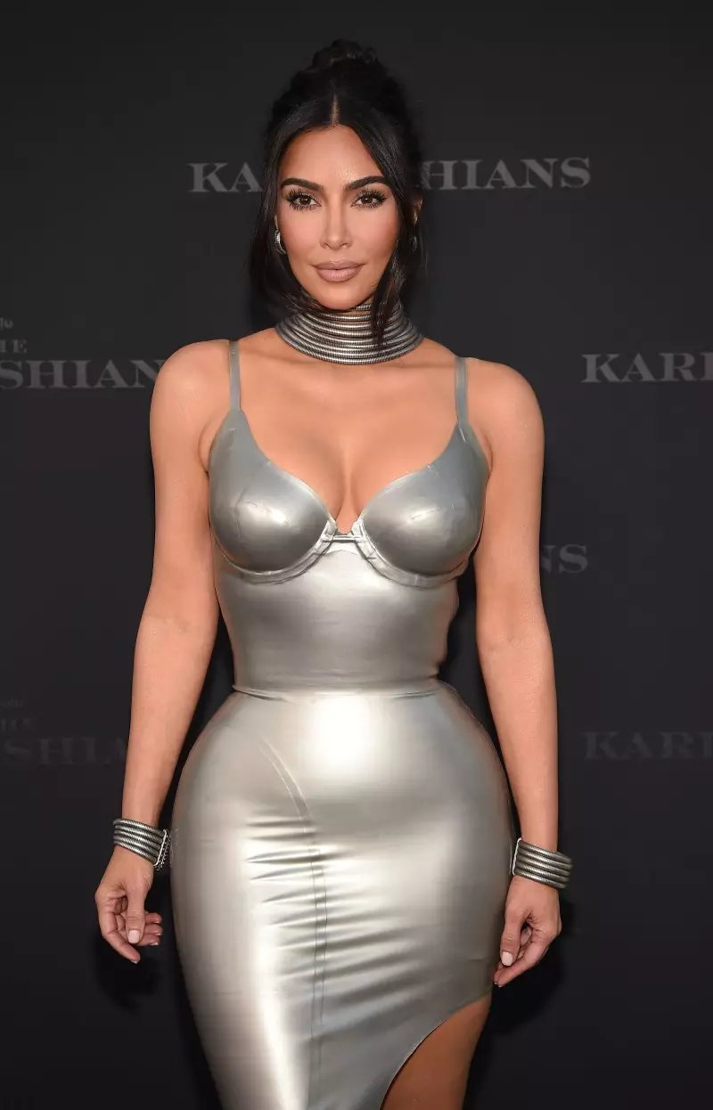 Fans beschuldigen Kim Kardashian van het photoshoppen van foto's die pronken met roze SKIMS: 'Er is iets mis'