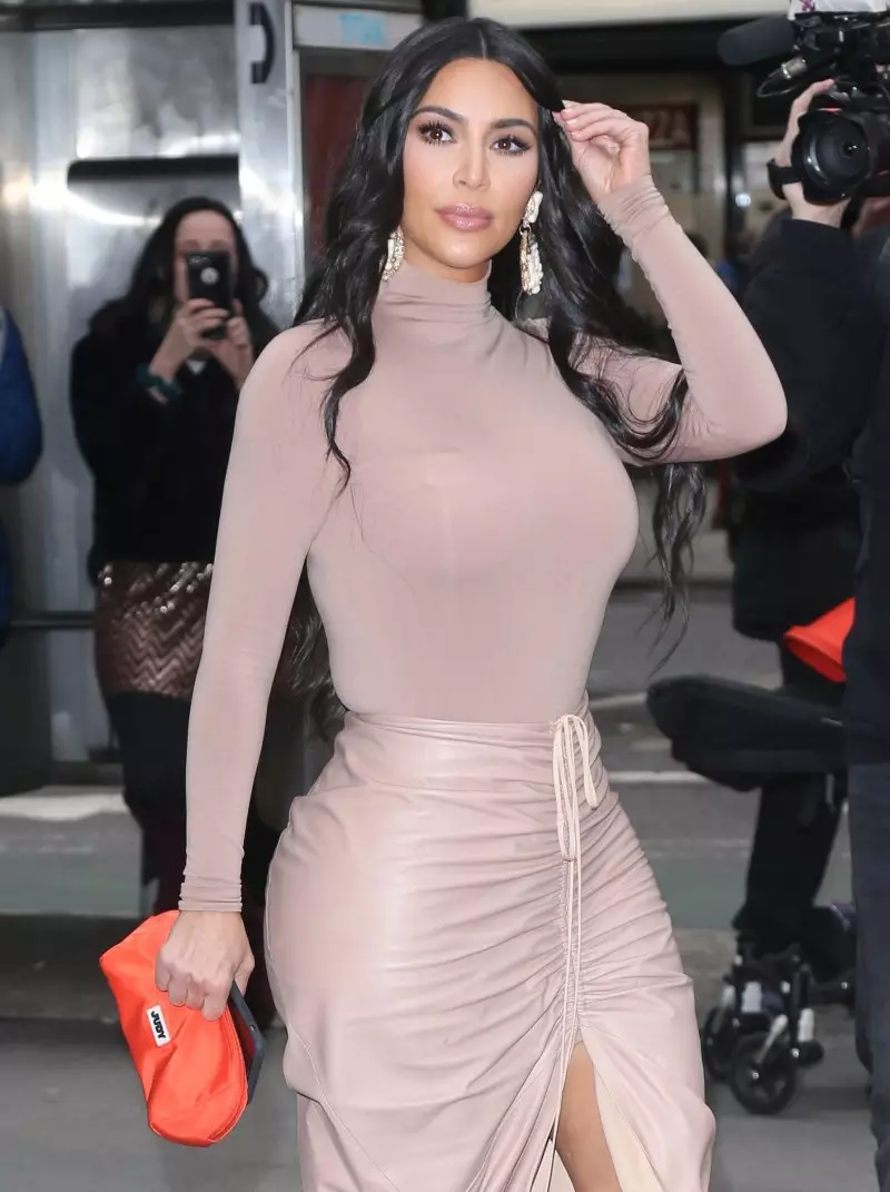 Mizara tsiambaratelo! Kim Kardashian dia modely amin'ny fomba fiakanjony mangingina eo ambanin'ny akanjo misokatra