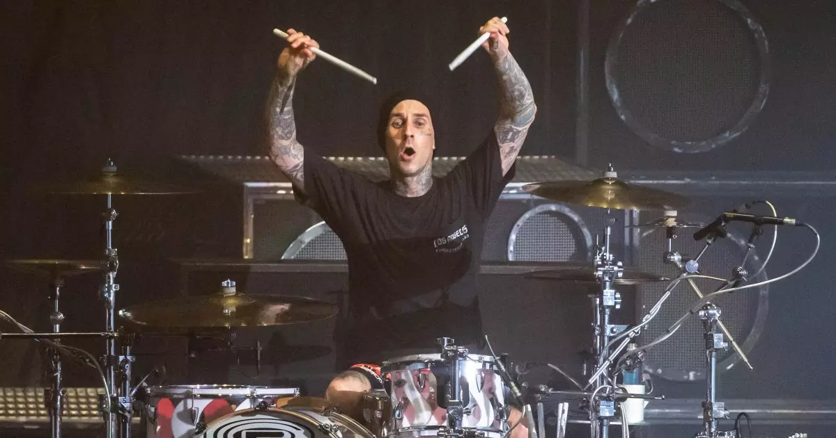 Travis Barkerren balio garbia: Blink-182 bateria jotzaileak nola irabazten duen dirua