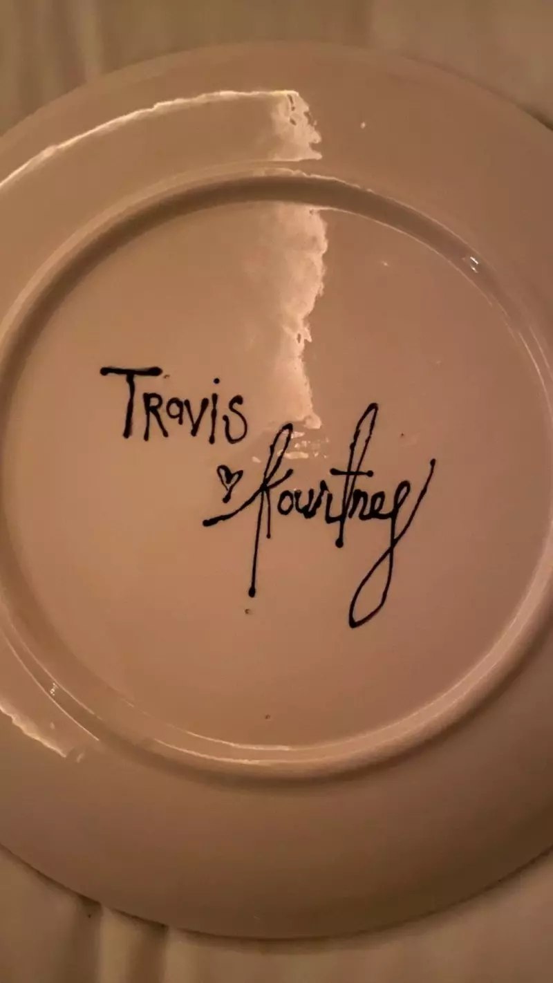 O noivo de Kourtney Kardashian, Travis Barker, mostra a louza personalizada cos seus nomes.